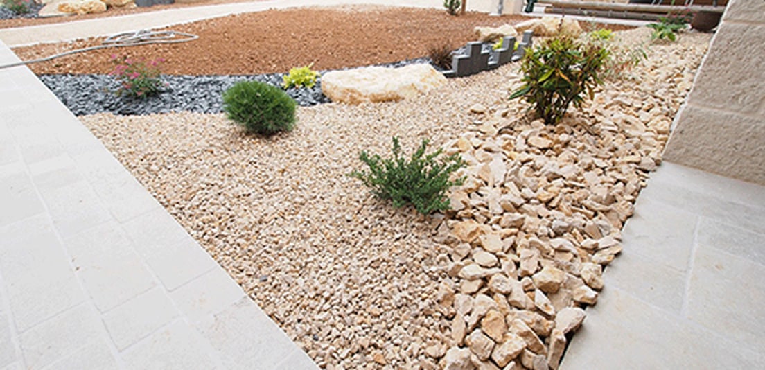 Un aménagement soigné pour l'entrée, la cour de votre maison